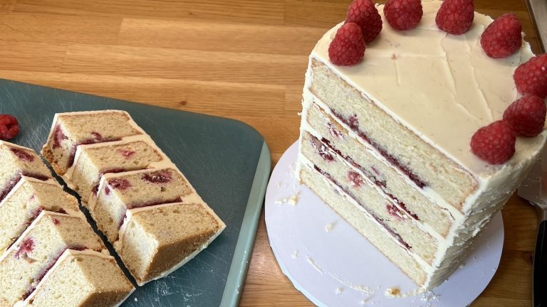 How To Cut A Round Cake - The Great Bake