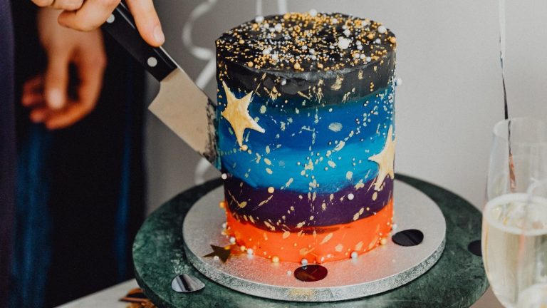 How To Cut A Round Cake - The Great Bake