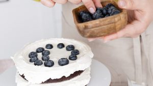 How To Cut A Round Cake - The Great Bake